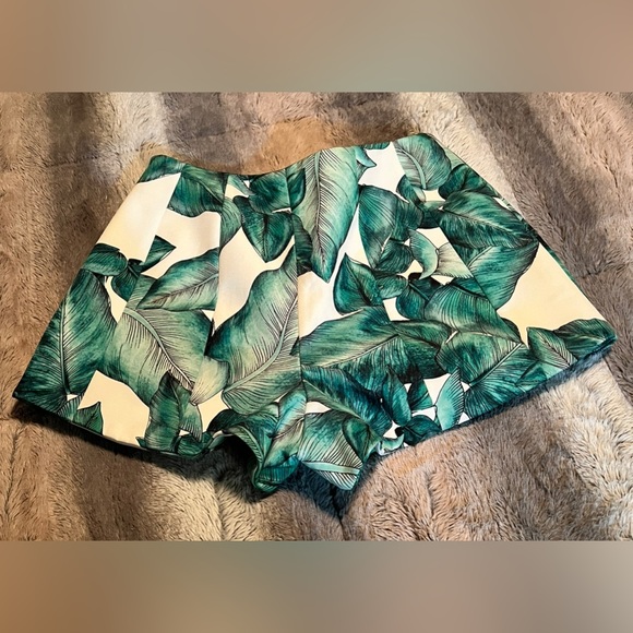 C/MEO Collective | Shorts | Cmeo Collective Lily Palm Leaf Shorts ...